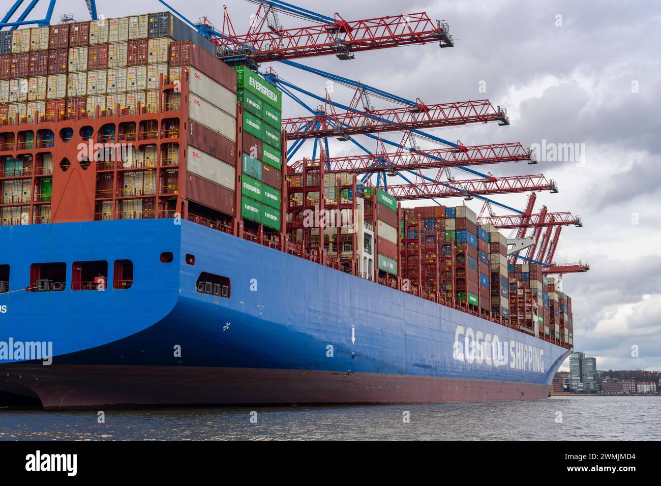 Cosco shipping containerschiff im hafen hi-res stock photography and ...