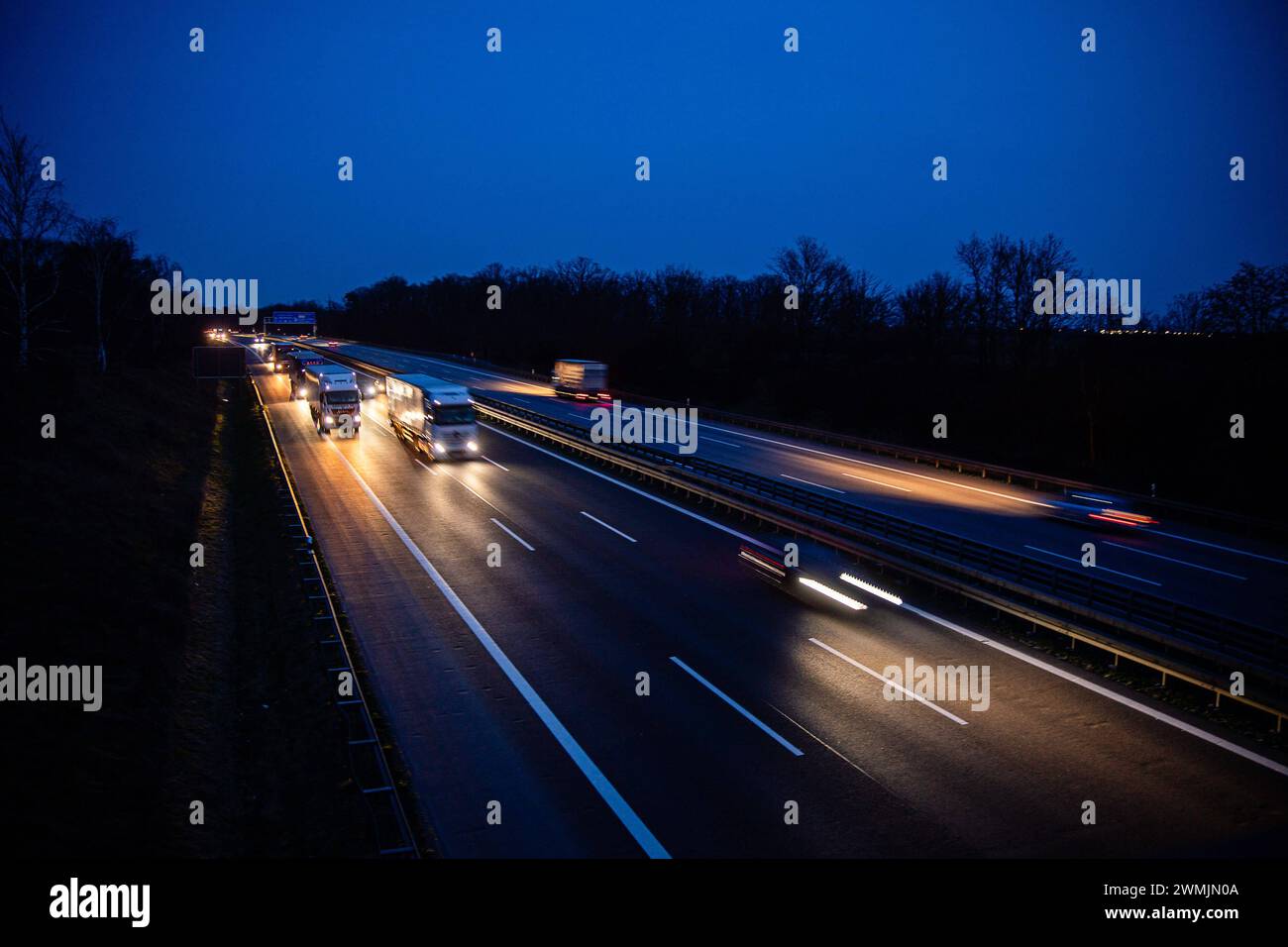 Auto und Lastwagen auf der Autobahn 10 A10 am Abend des 26. Februar ...