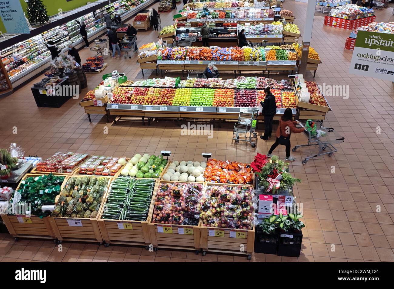 Supermarket fruit display hi-res stock photography and images - Alamy