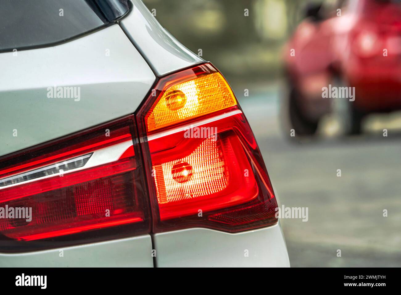 Auto blinkt beim Abbiegen nach rechts, München, Februar 2024 ...