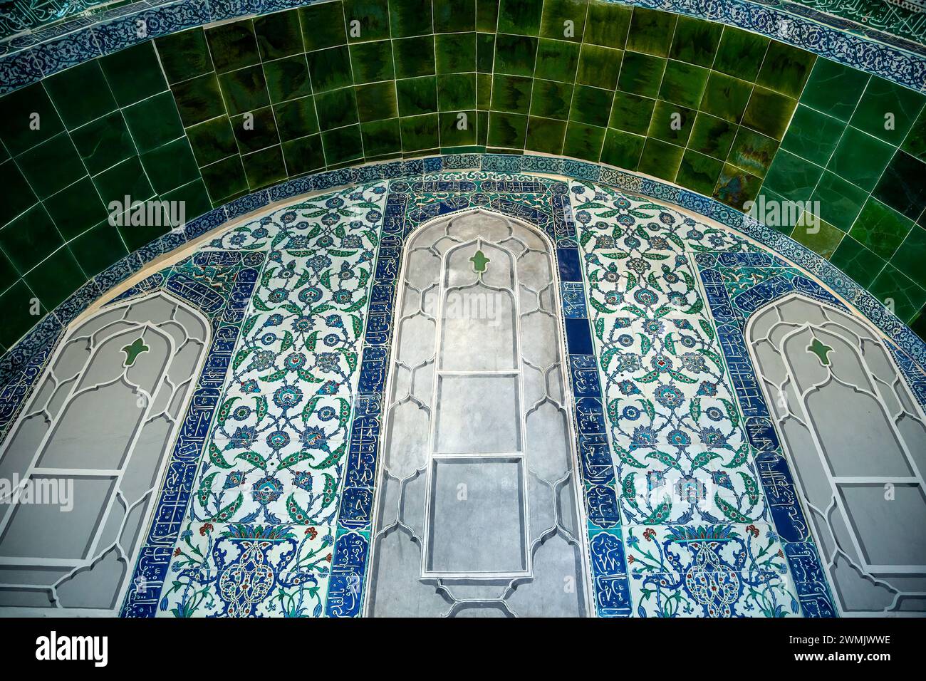 Arched wall decorated with tile, Harem, Topkapi Palace, Istanbul ...