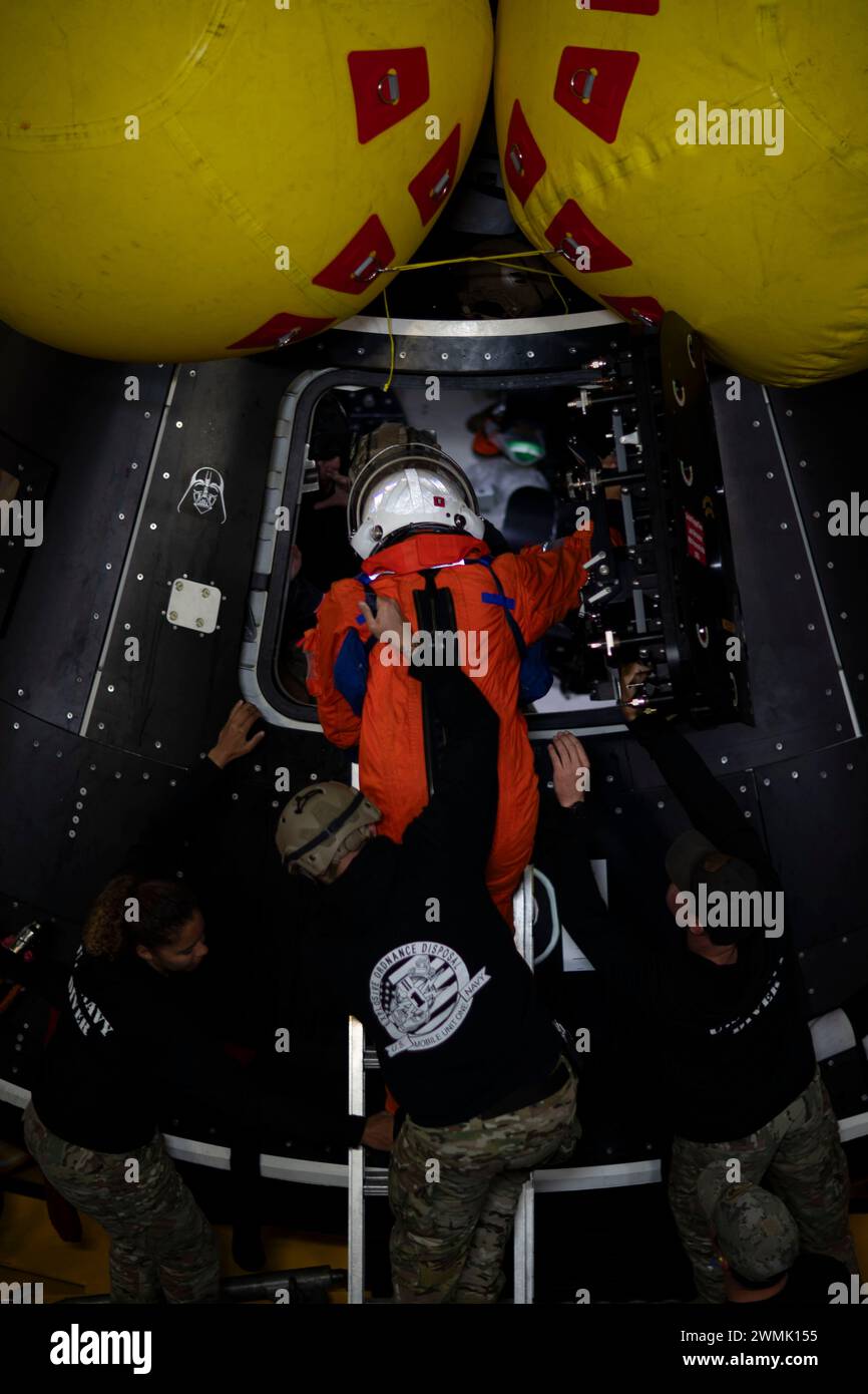U.S. Navy Sailors assigned to Explosive Ordnance Disposal Mobile Unit 1 ...
