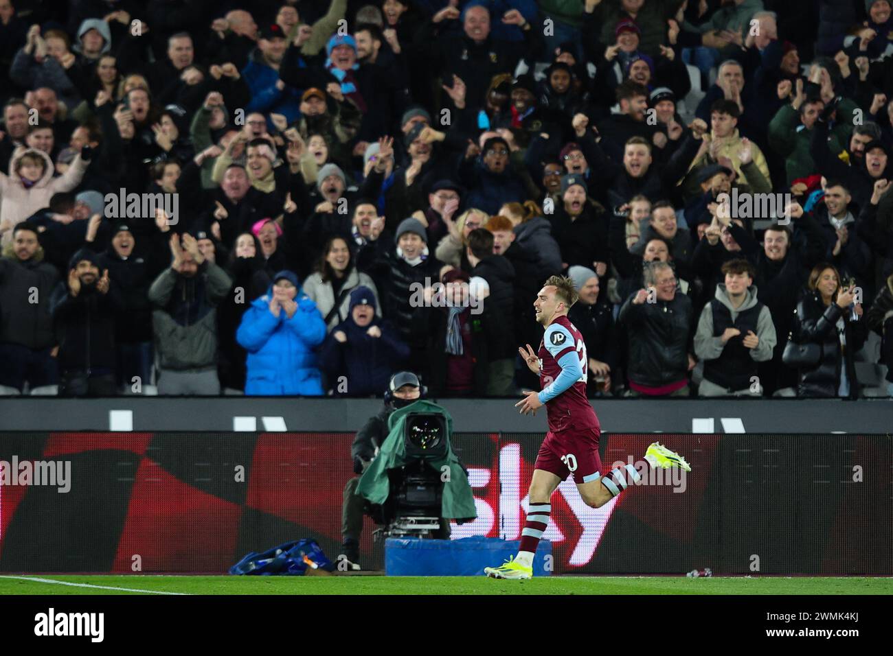 Bowen third goal brentford hi-res stock photography and images - Alamy