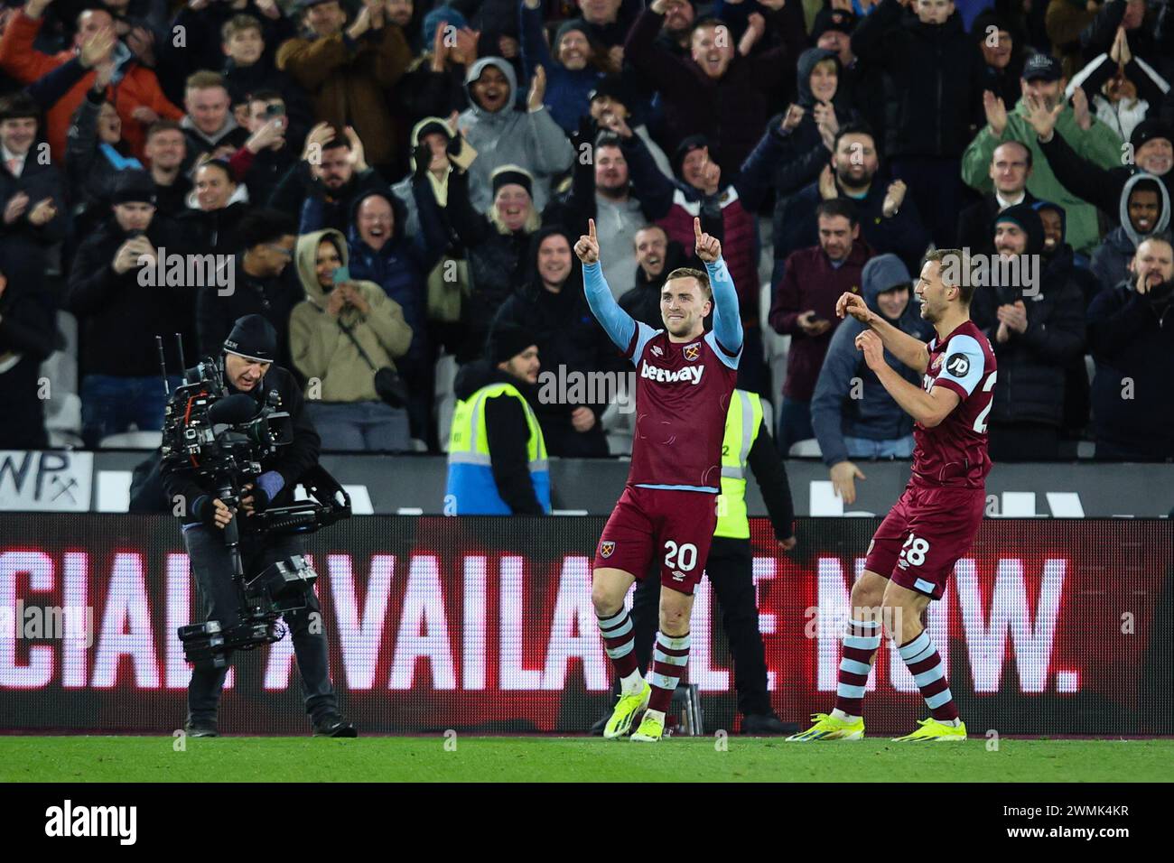 Bowen third goal brentford hi-res stock photography and images - Alamy