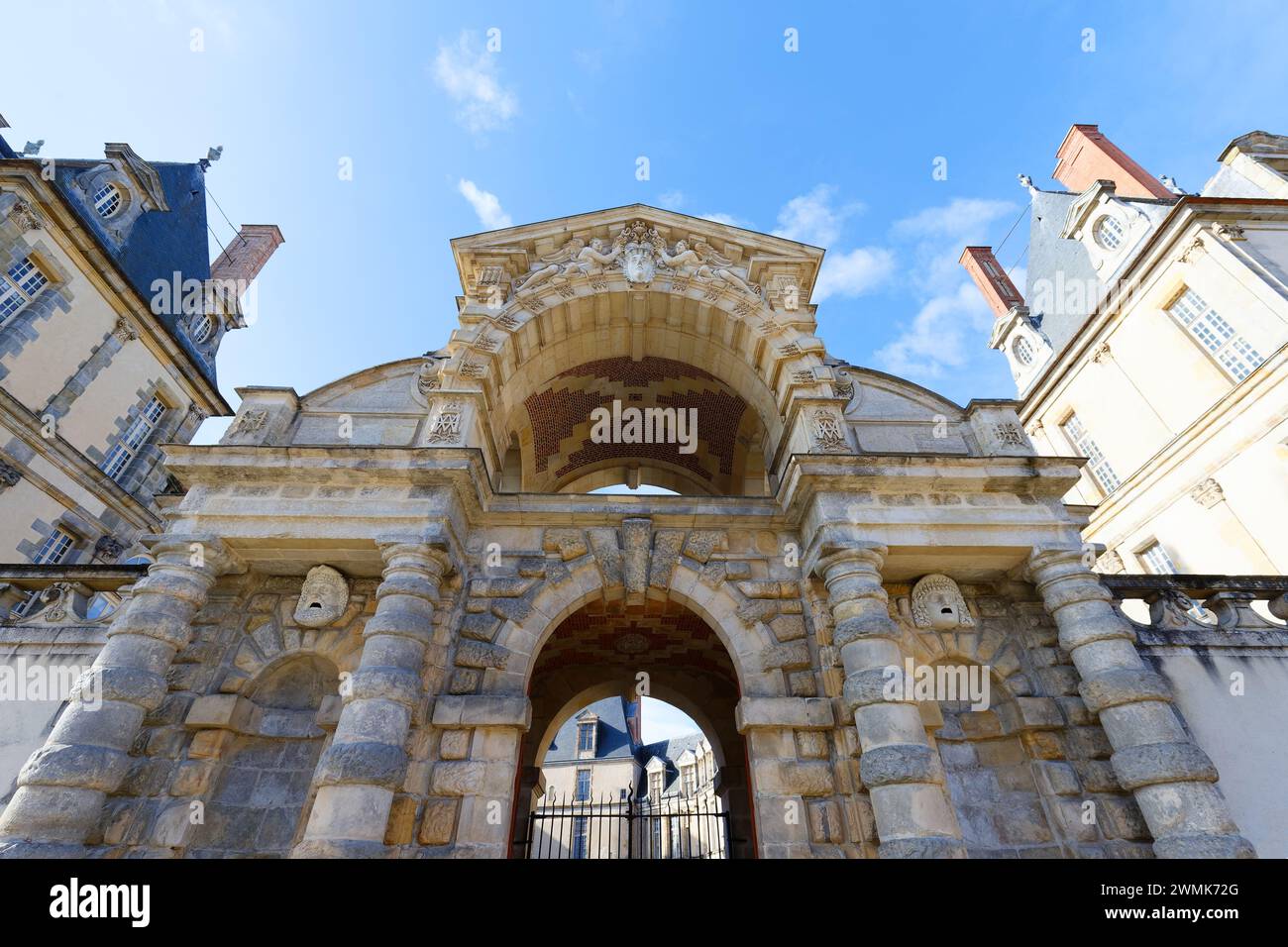 Medieval landmark royal castle fontainebleau hi-res stock photography ...