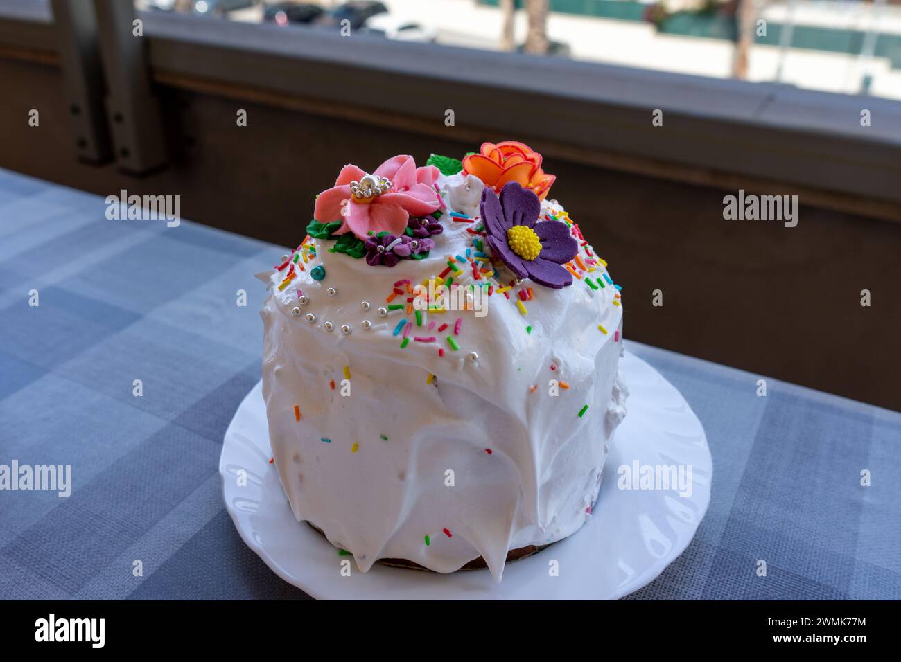 Traditional Ukrainian Easter cake (paska) with eggs (pysanky Stock ...