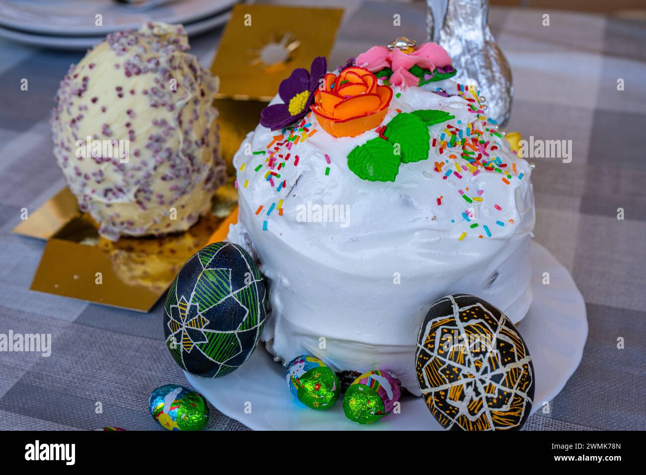 Traditional Ukrainian Easter cake (paska) with eggs (pysanky Stock ...