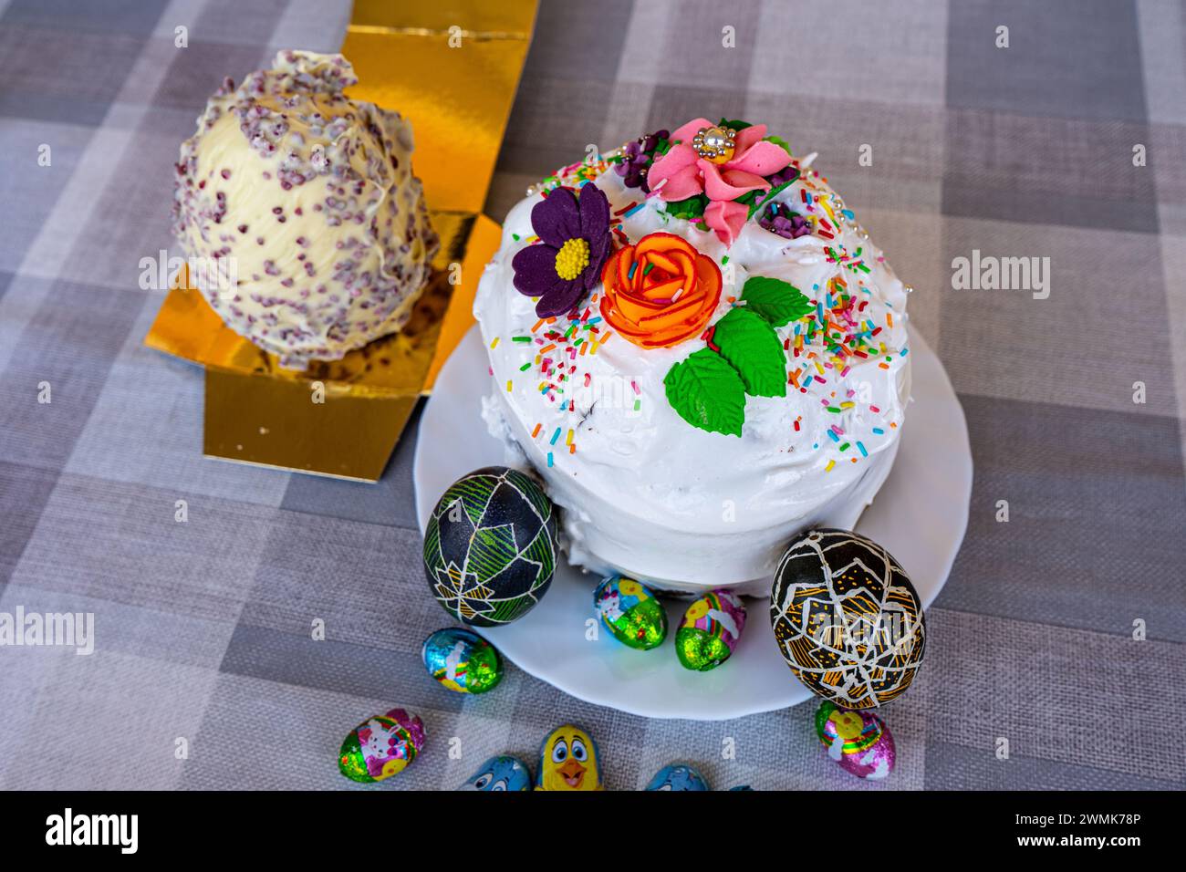 Traditional Ukrainian Easter cake (paska) with eggs (pysanky Stock ...