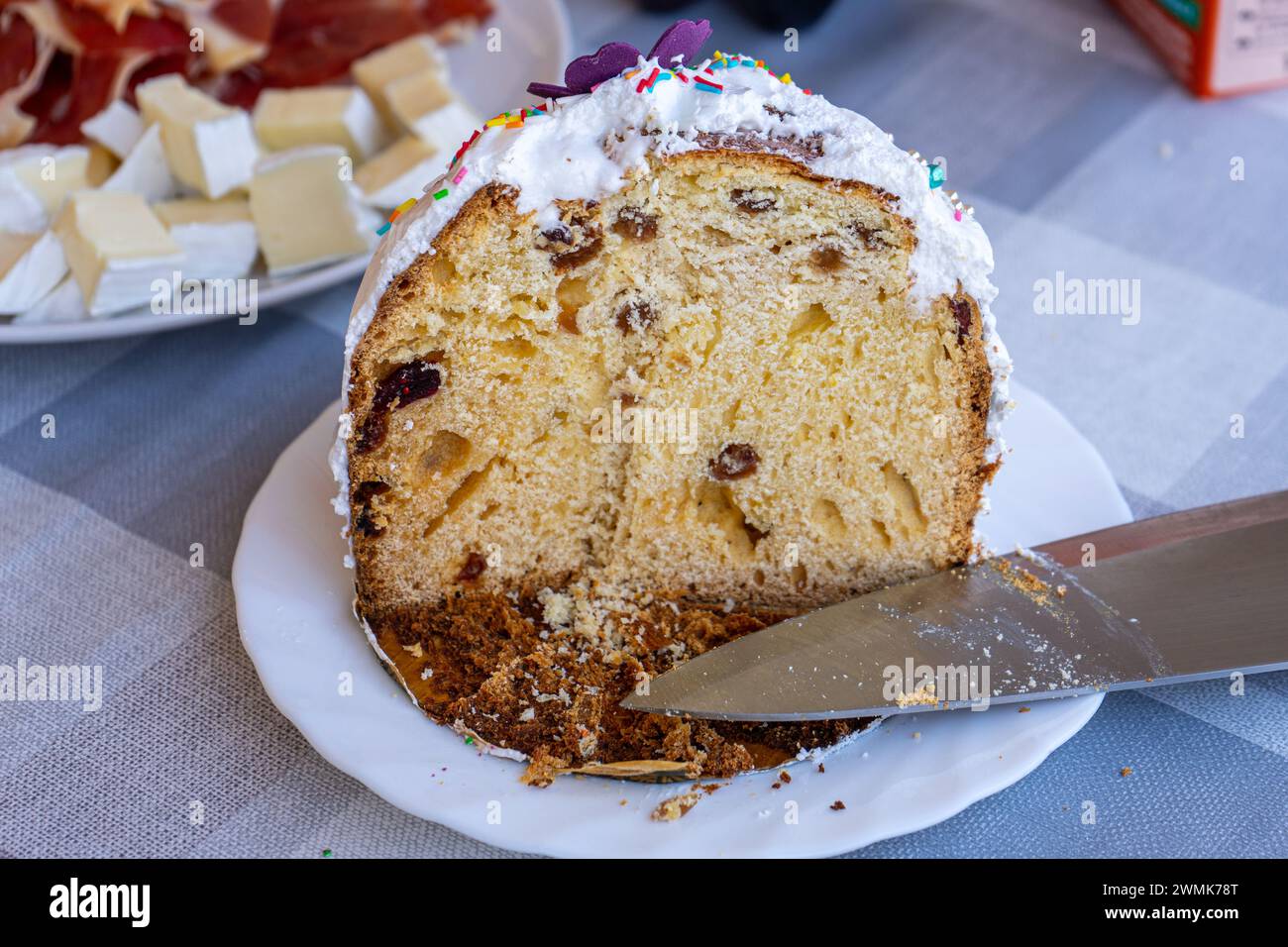 Traditional Ukrainian Easter cake (paska) with eggs (pysanky Stock ...