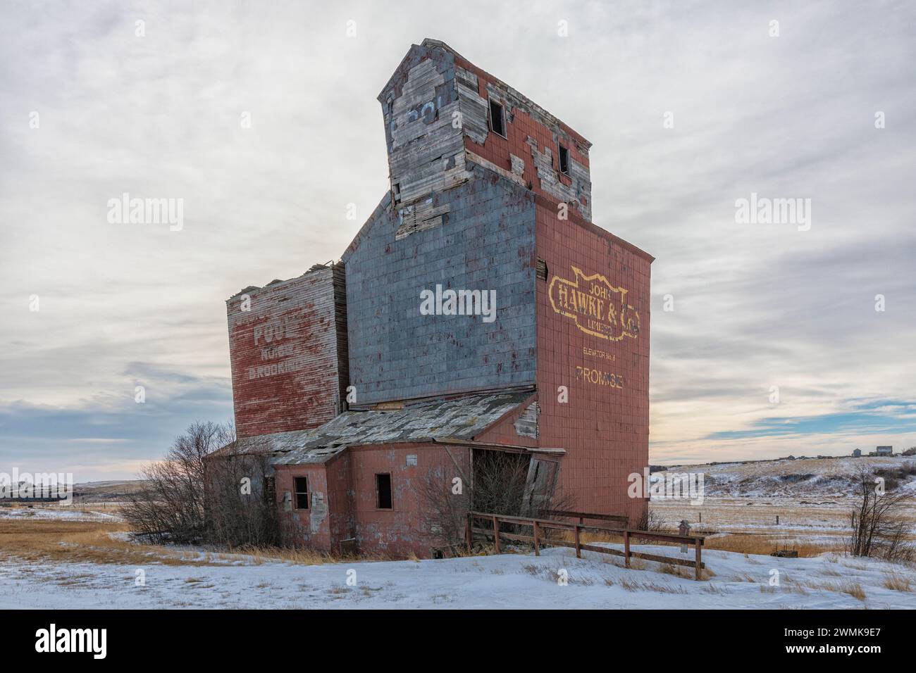 A grain elevator in saskatchewan hi-res stock photography and images ...