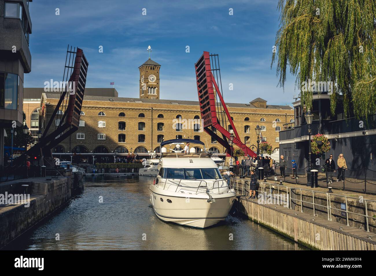 St Katharine Docks Marina, London, UK © Dosfotos/Axiom Stock Photo - Alamy