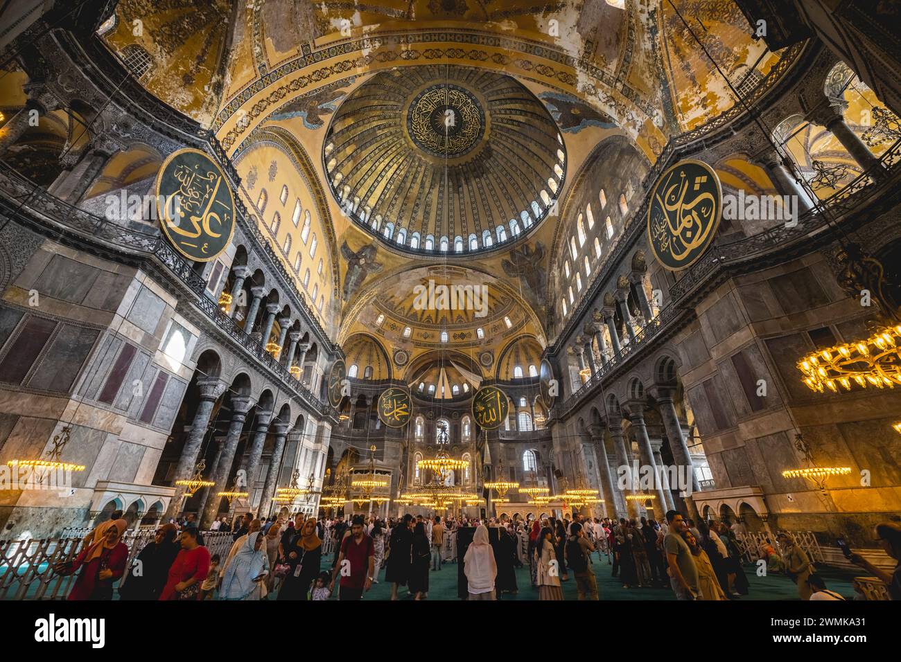 Hagia Sophia Grand Mosque interior, Istanbul, Turkey © Dosfotos/Axiom Stock Photo - Alamy