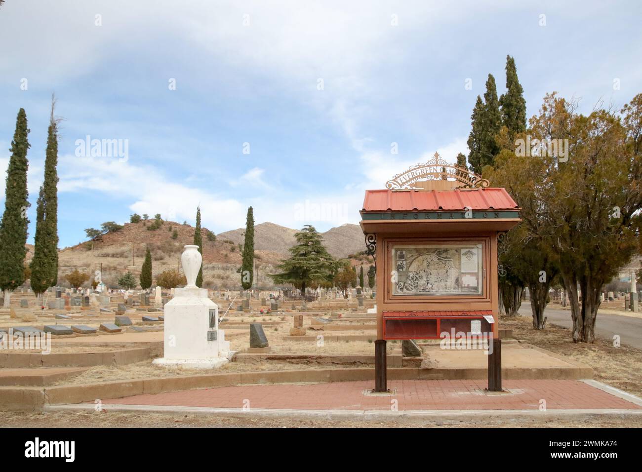 Evergreen cemetery hi-res stock photography and images - Alamy