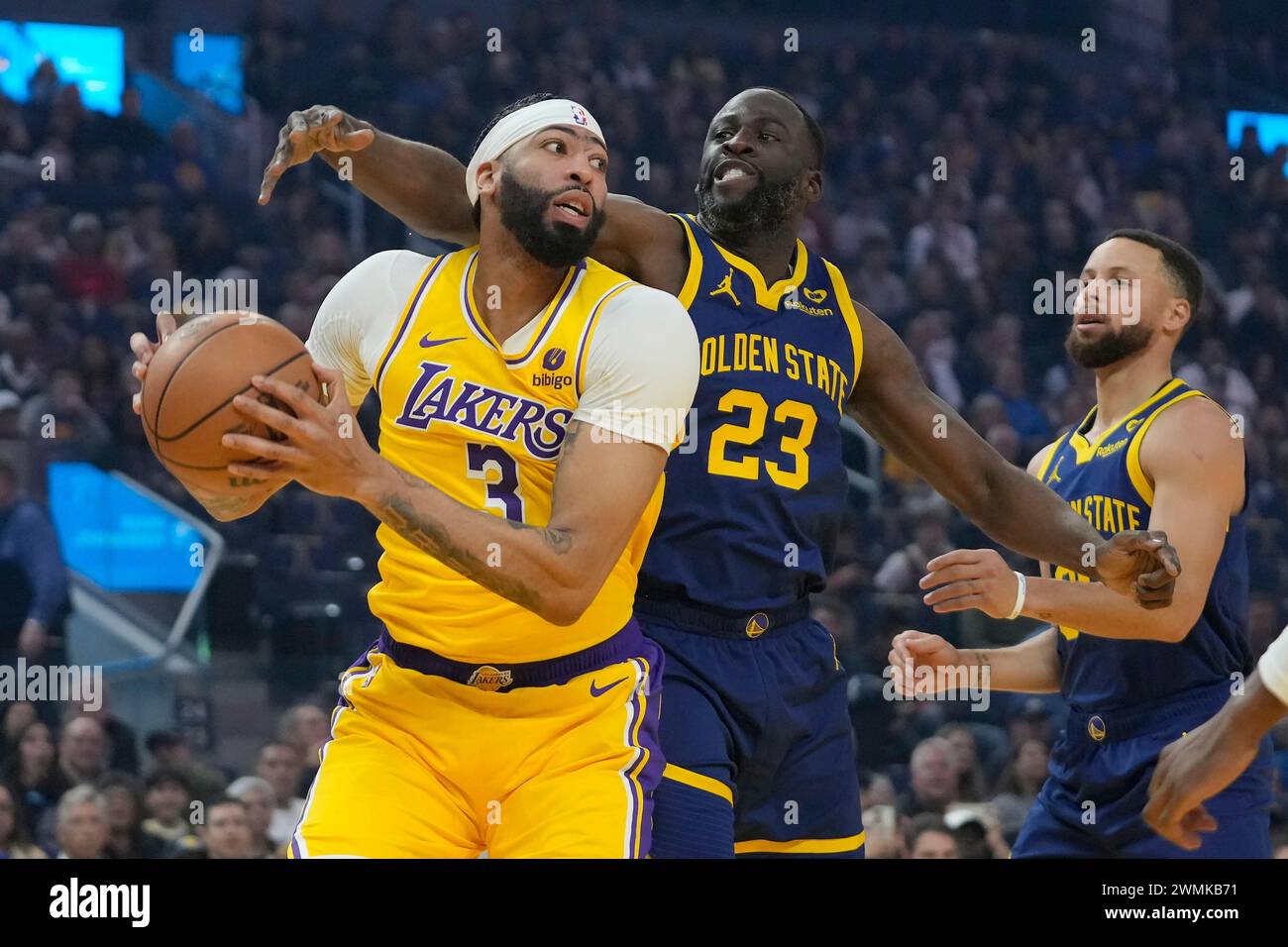 Los Angeles Lakers forward Anthony Davis (3) is defended by Golden State Warriors forward ...