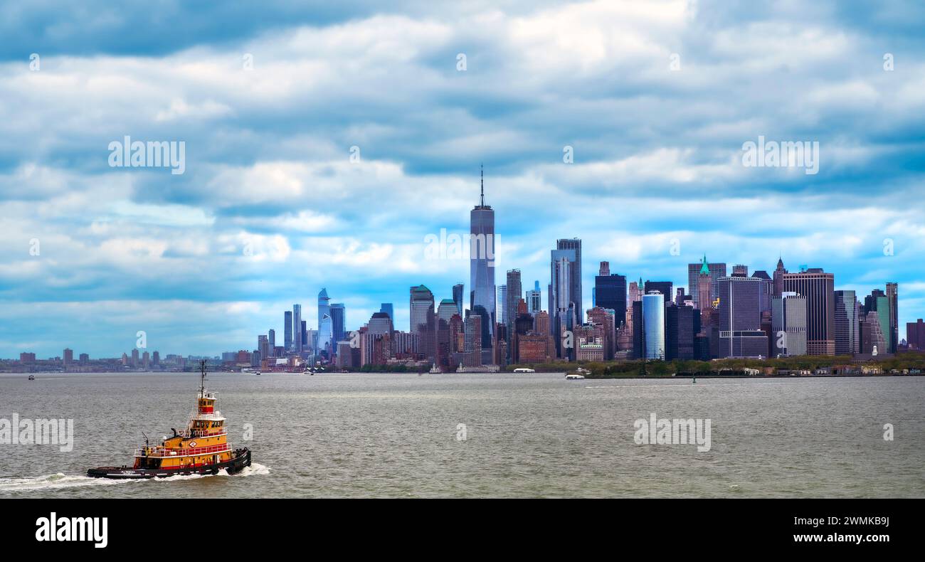 Tugboat crossing New York Bay with lower Manhattan skyline in ...