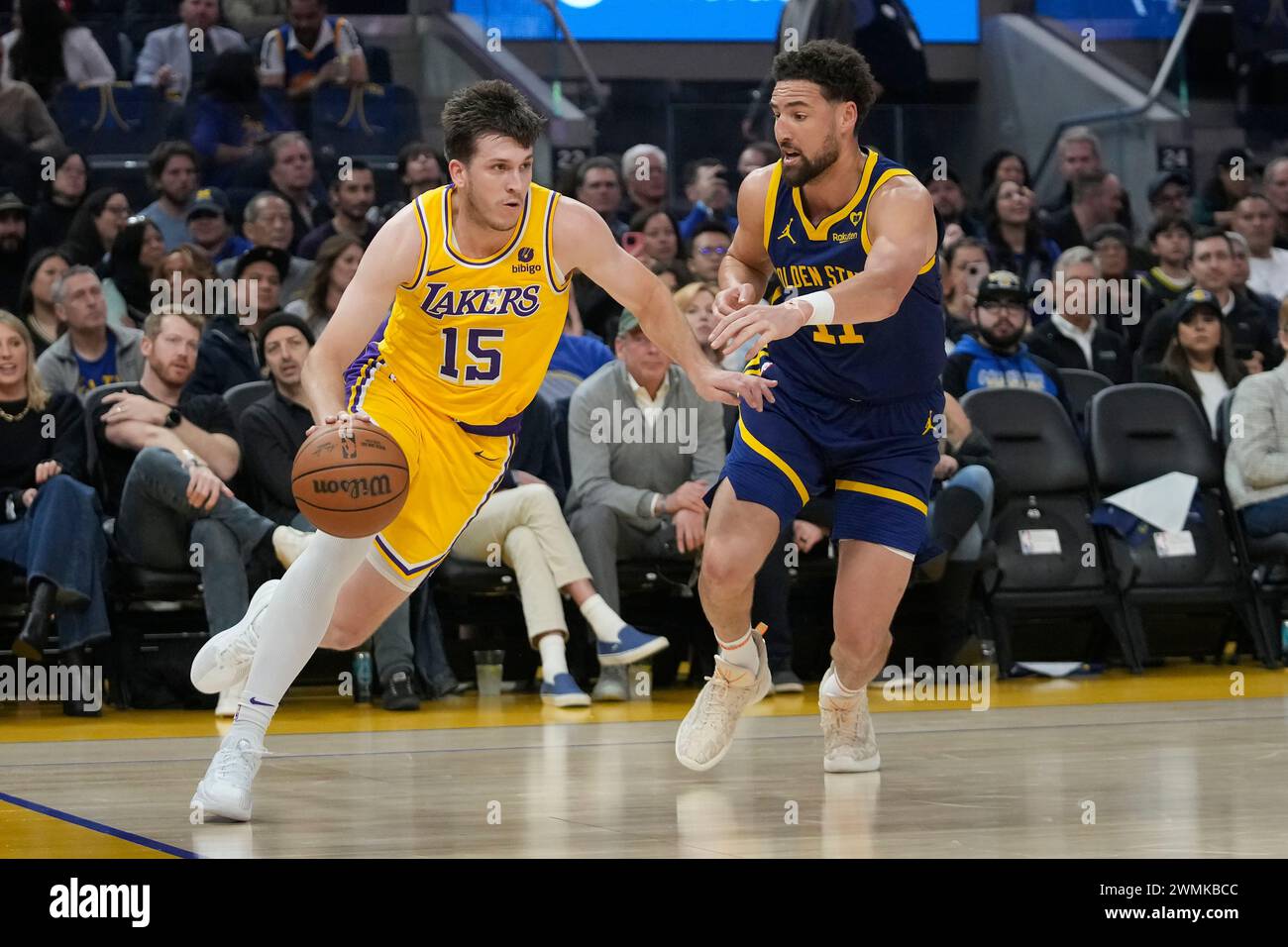 Los Angeles Lakers guard Austin Reaves (15) is defended by Golden State ...