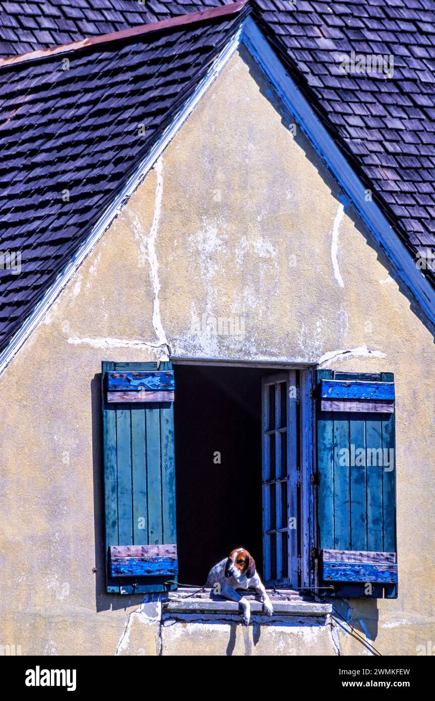 Hanging shutters hi-res stock photography and images - Alamy