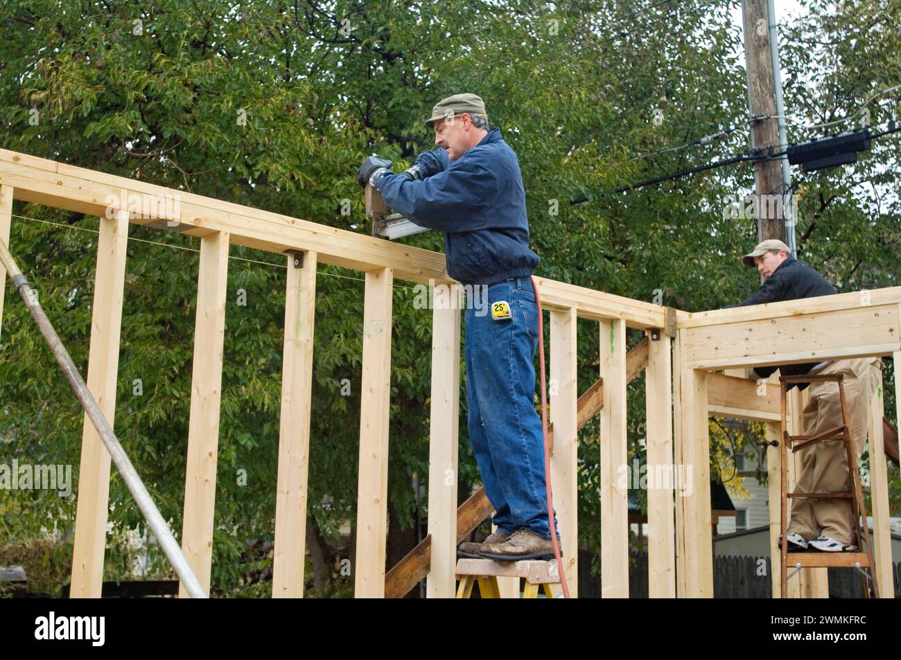 Two men saw hi-res stock photography and images - Alamy