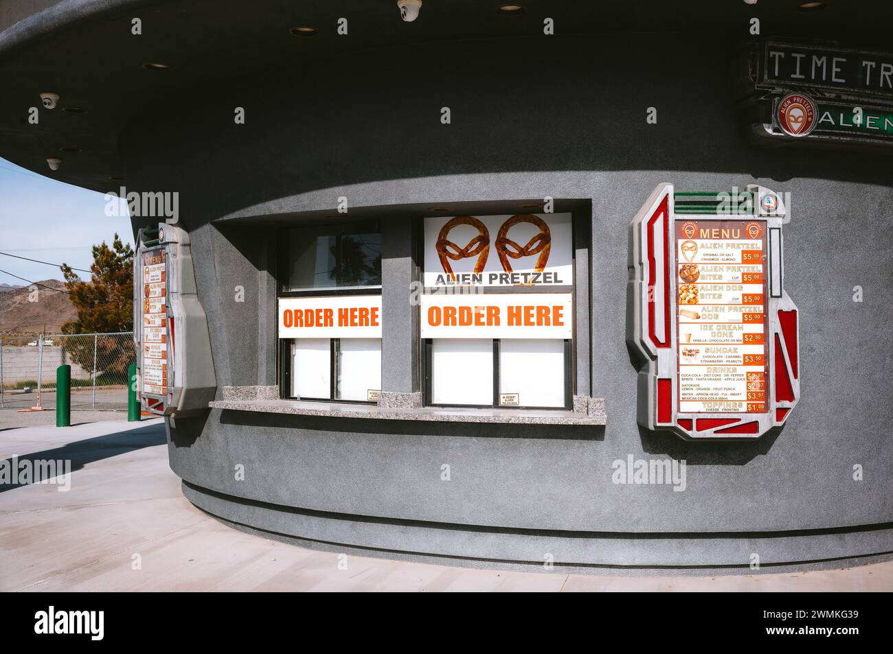 Alien Jerky road side attraction and store, Baker, California ...