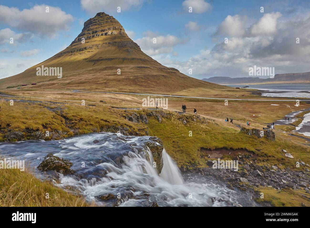 Kirkjufell mountain and Kirkjufellsfoss, near Grundarfjordur ...