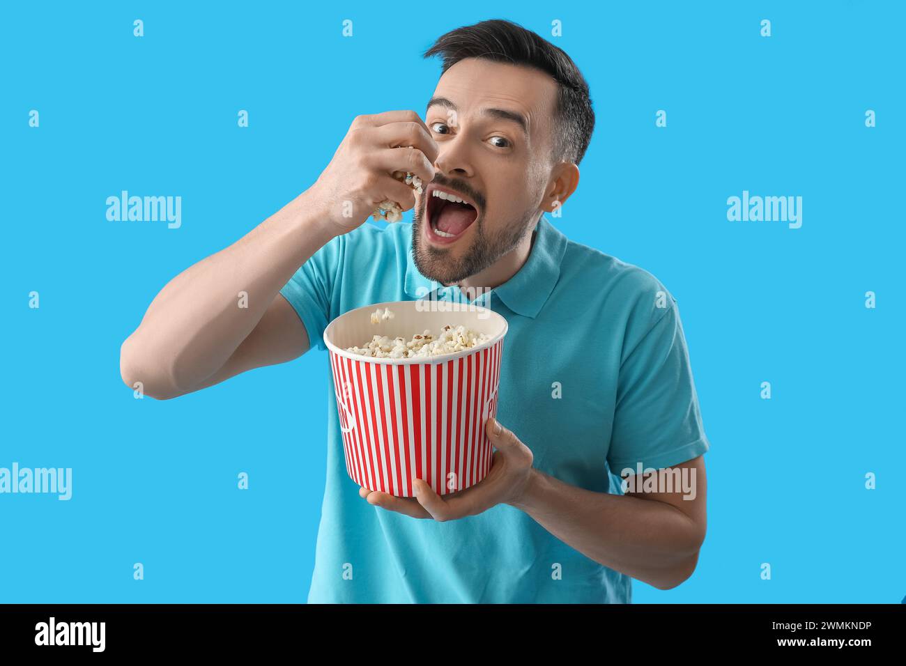 Man eating cereal watching tv hi-res stock photography and images - Alamy