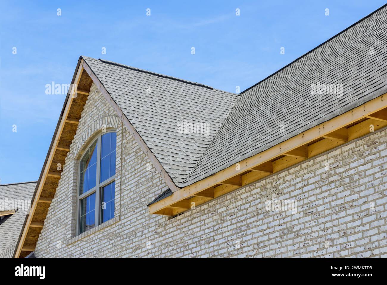 Overlapping asphalt shingles on new construction roof Stock Photo - Alamy