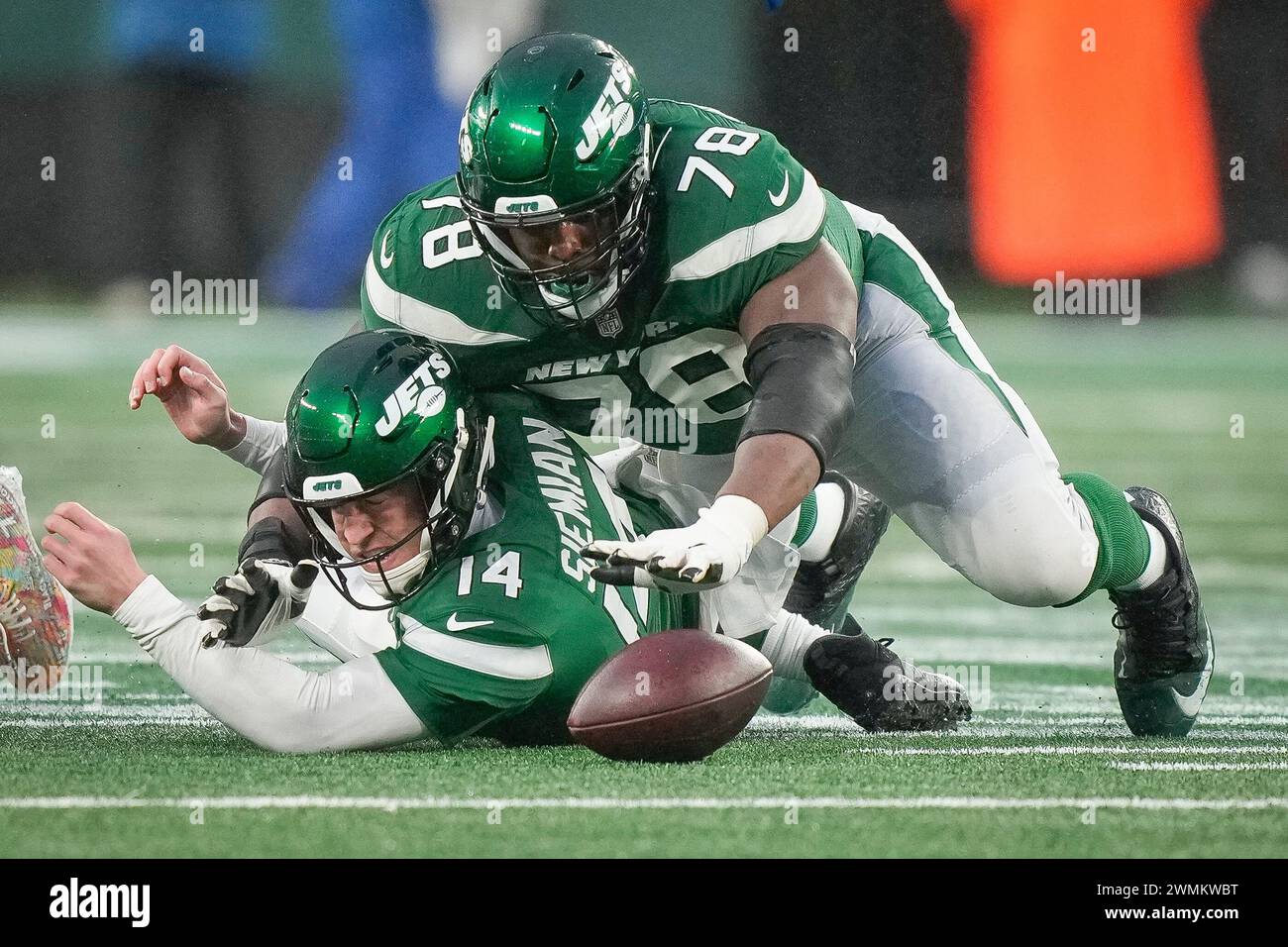 FILE - New York Jets guard Laken Tomlinson (78) recovers a fumble by ...