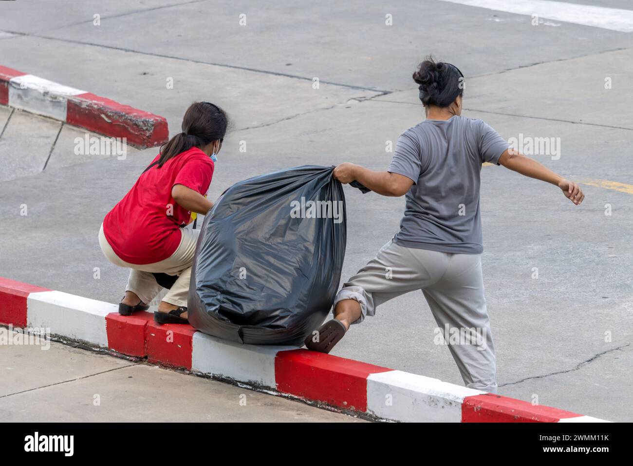Carry heavy bag hi-res stock photography and images - Alamy