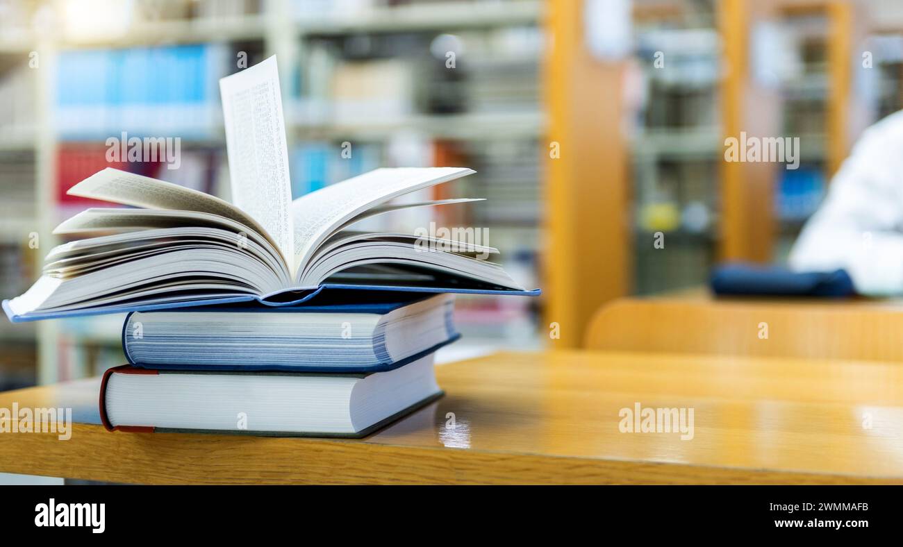 College library reference desk hi-res stock photography and images - Alamy