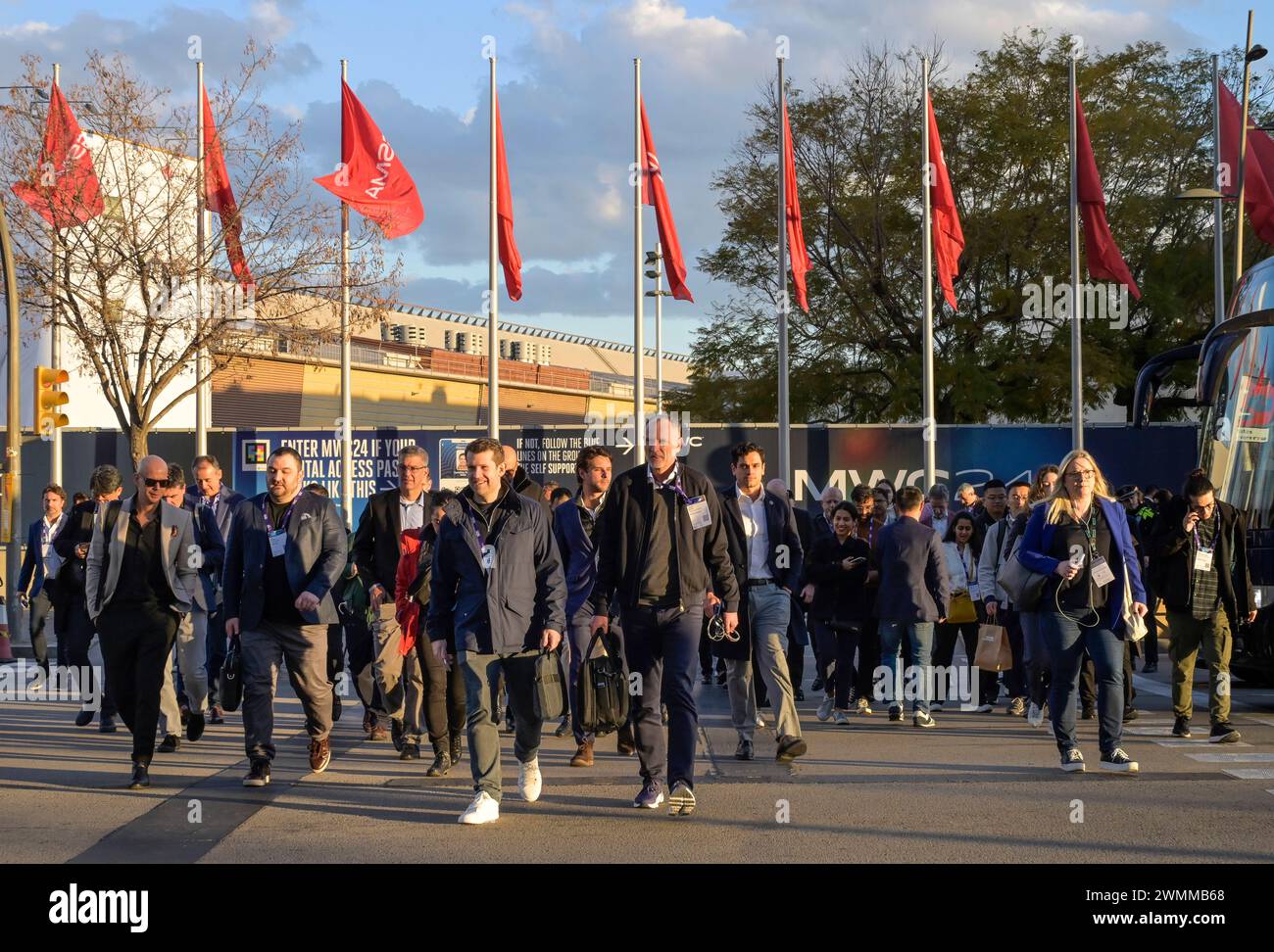 Besucher vor Messegelände aussen, MWC Mobile World Congressn 2024 ...