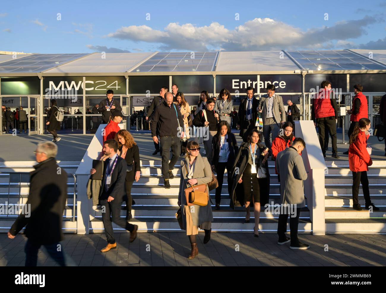 Besucher vor Messegelände aussen, MWC Mobile World Congressn 2024 ...
