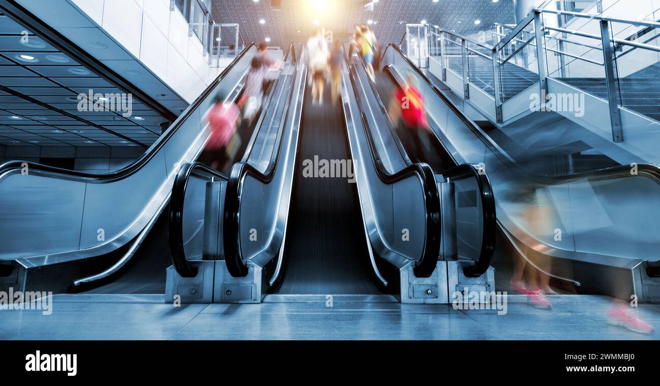 Down escalator crowd hi-res stock photography and images - Alamy