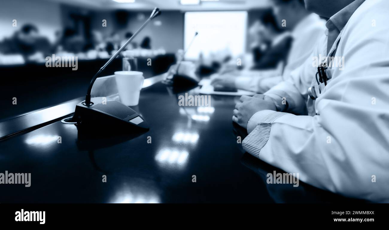 Doctors conference table hi-res stock photography and images - Alamy