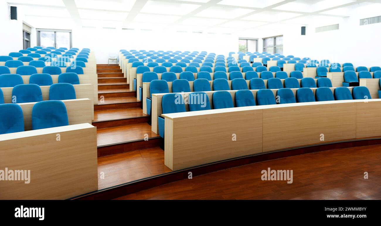 Empty college lecture hall with row of chairs Stock Photo - Alamy