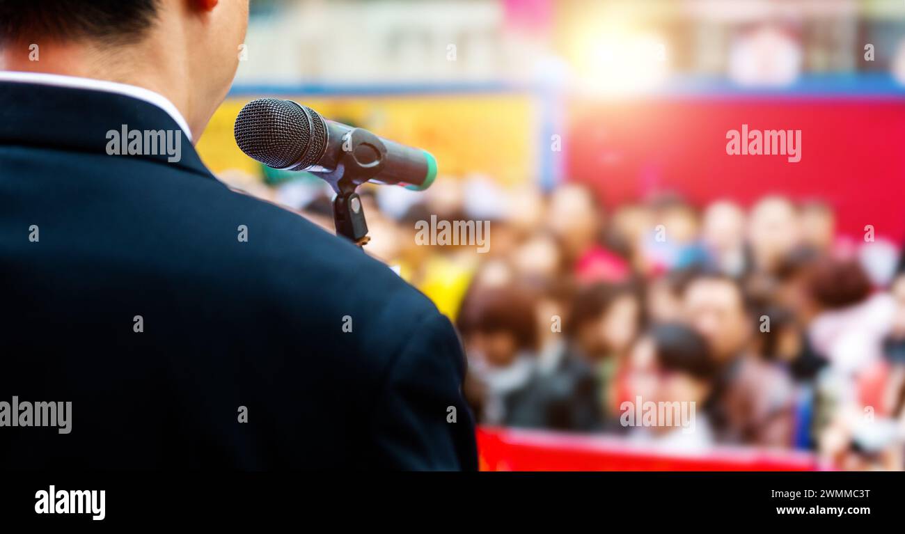 Man making speech outside hi-res stock photography and images - Alamy