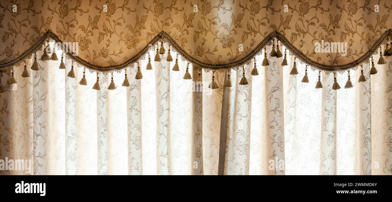 Dark interior closed curtains hi-res stock photography and images - Alamy