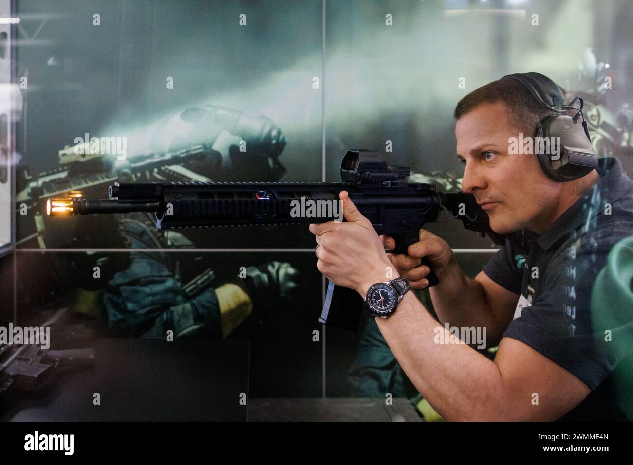 Muzzle flash hi-res stock photography and images - Alamy