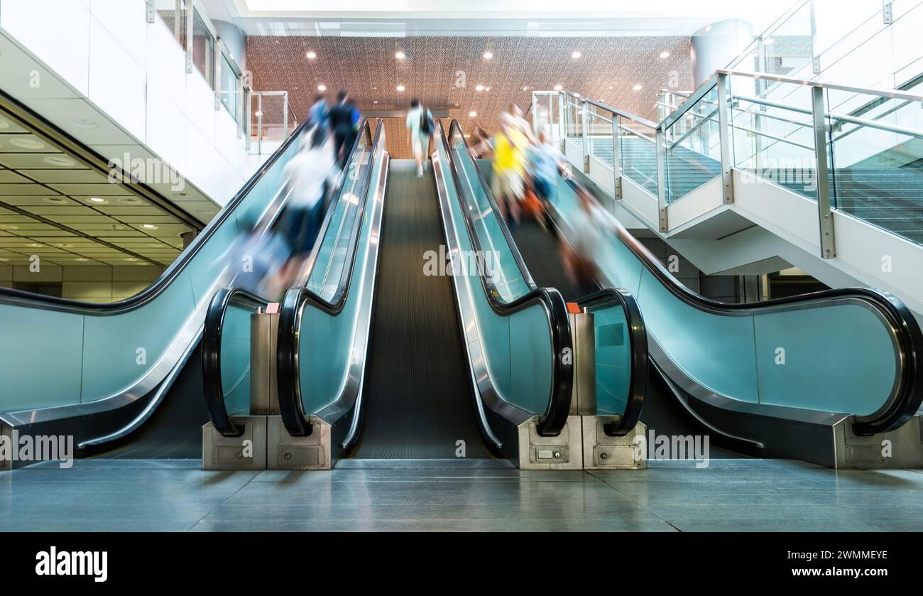 Down escalator crowd hi-res stock photography and images - Alamy