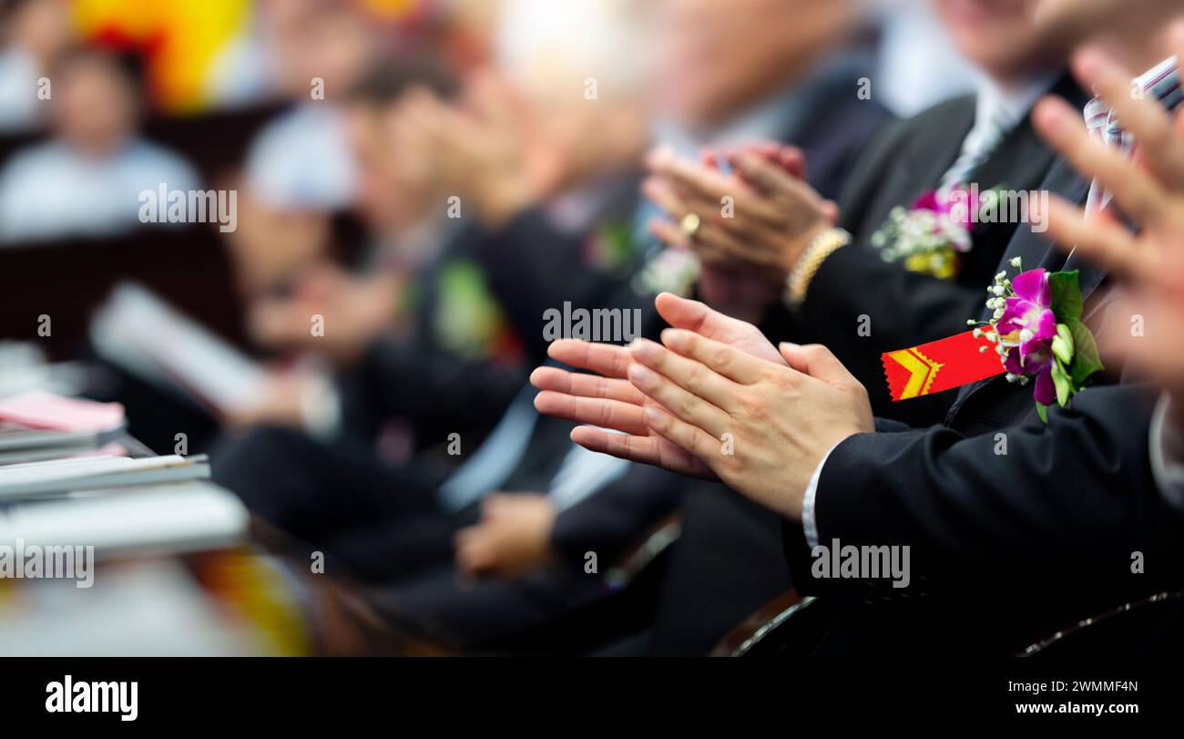 Group of business people clapping in a row Stock Photo - Alamy