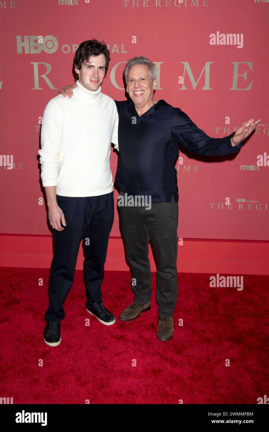 Zane Pais mit Vater Josh Pais bei der Premiere der HBO Max Serie The ...