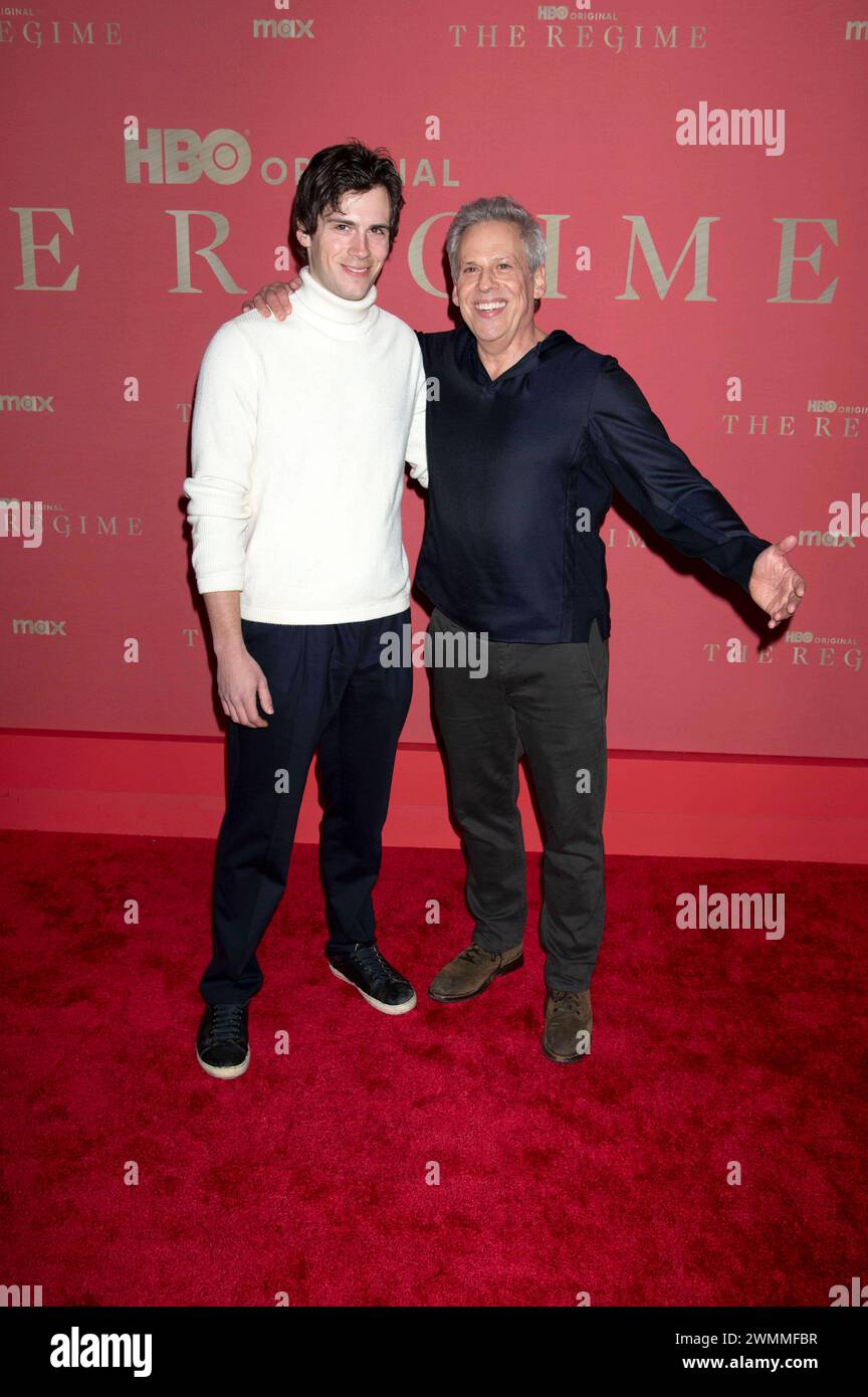 Zane Pais mit Vater Josh Pais bei der Premiere der HBO Max Serie The ...