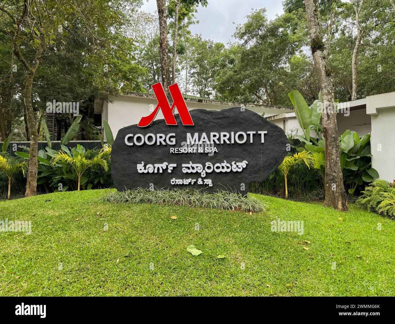 Luxury accommodation signage hi-res stock photography and images - Alamy