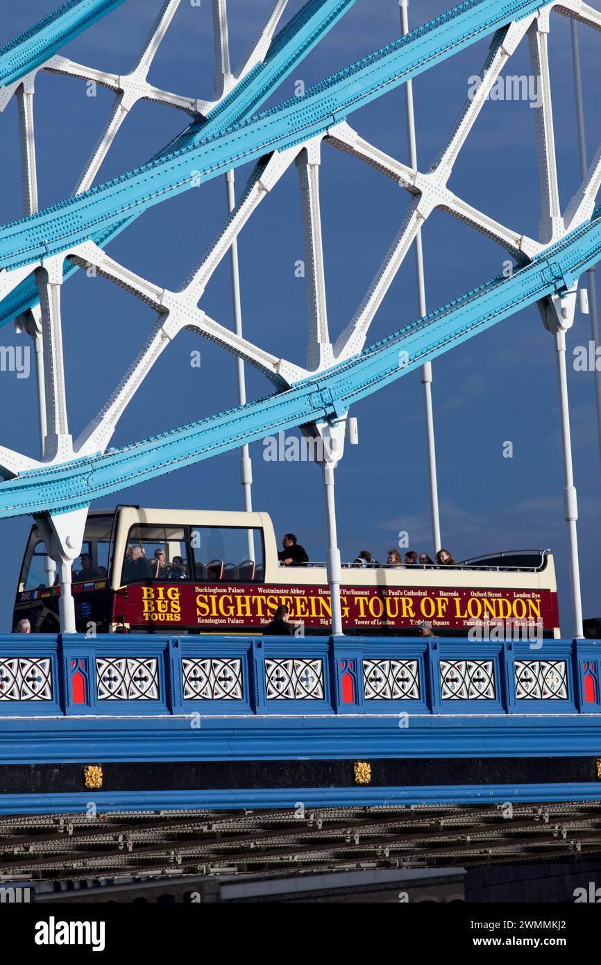 Open top bus uk hi-res stock photography and images - Alamy