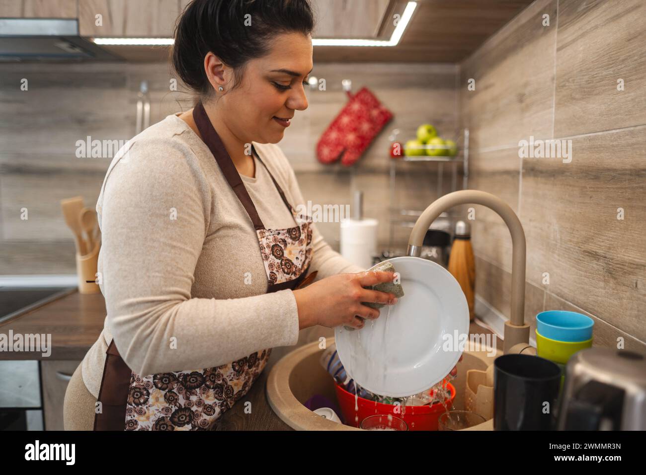 Woman washing dishes in the kitchen Stock Photo - Alamy