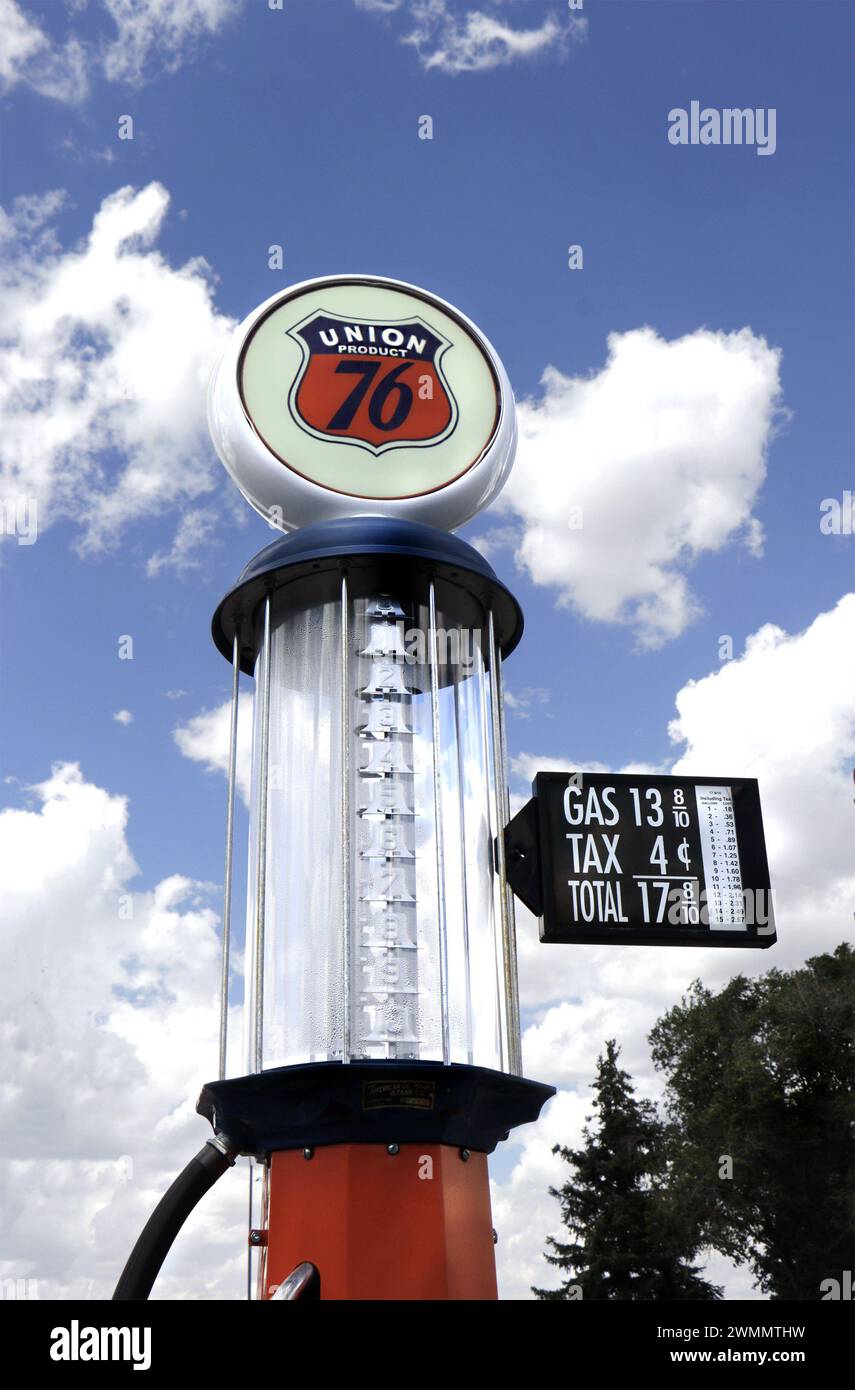 Vintage gas pump isolated hi-res stock photography and images - Alamy