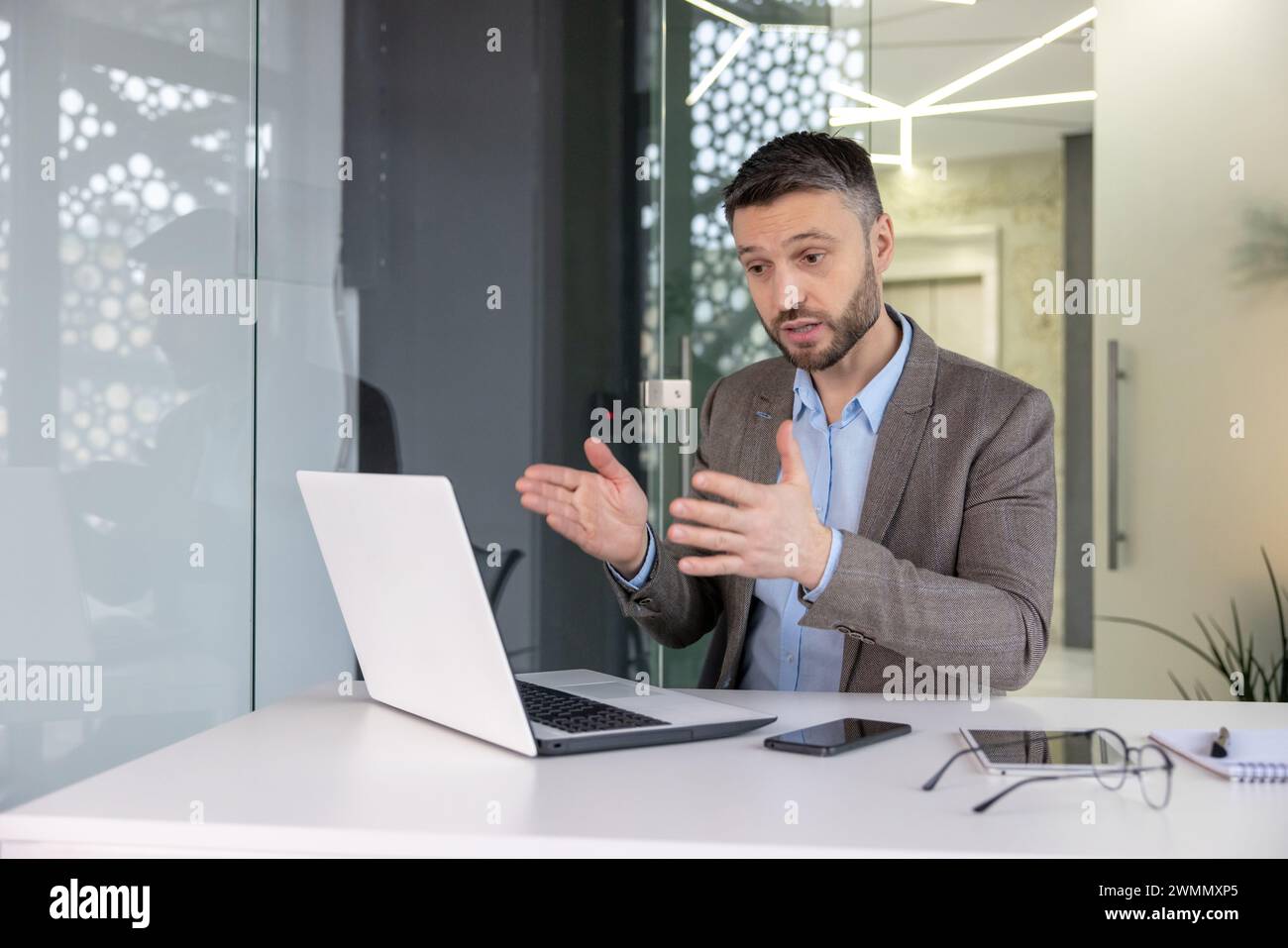 Effective communication hi-res stock photography and images - Alamy