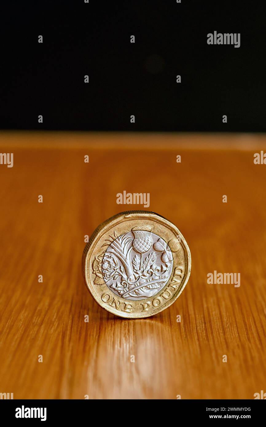 One pound coin on edge hi-res stock photography and images - Alamy