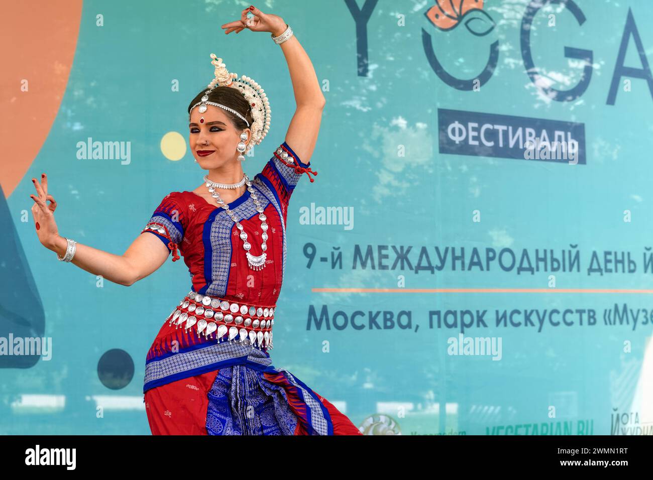 Bharatanatyam dance dress hi-res stock photography and images - Alamy
