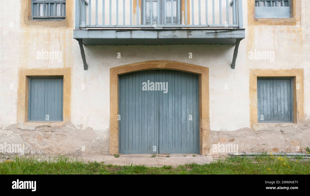 Country windows hi-res stock photography and images - Alamy