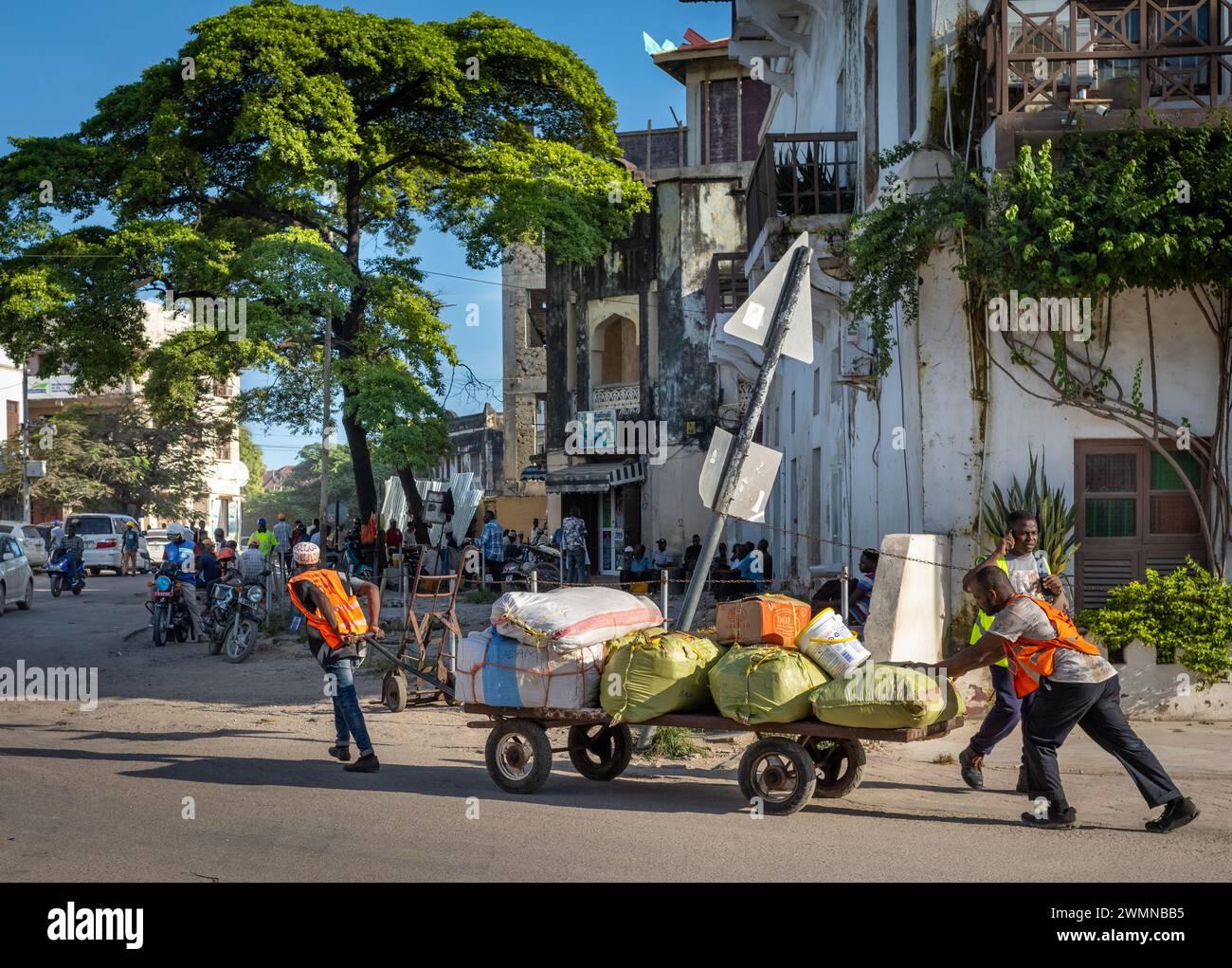 Porters trolley hi-res stock photography and images - Alamy